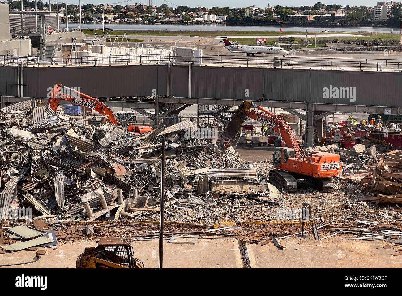 Delta airline planes at gates usa hi-res stock photography and images ...