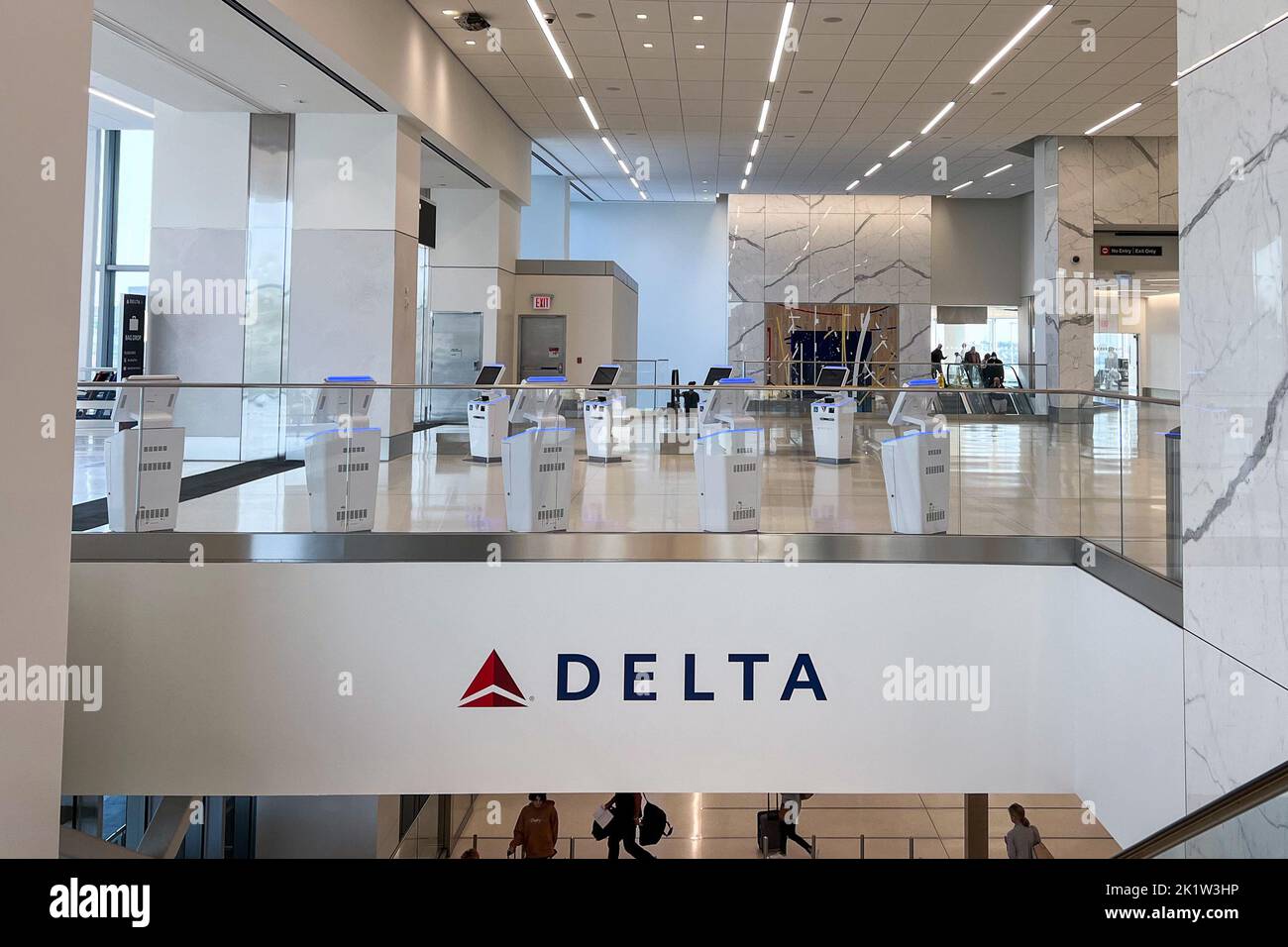 Delta airline planes at gates usa hi-res stock photography and images ...