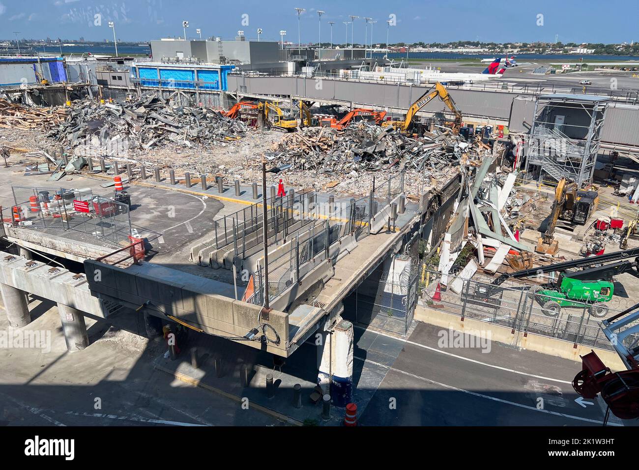 Delta airline planes at gates usa hi-res stock photography and images ...