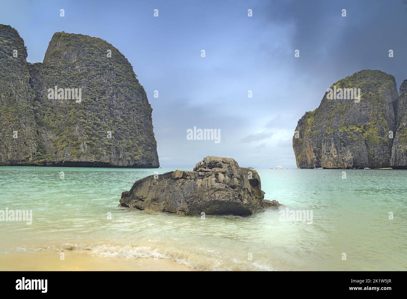 Maya bay on phi hi-res stock photography and images - Alamy