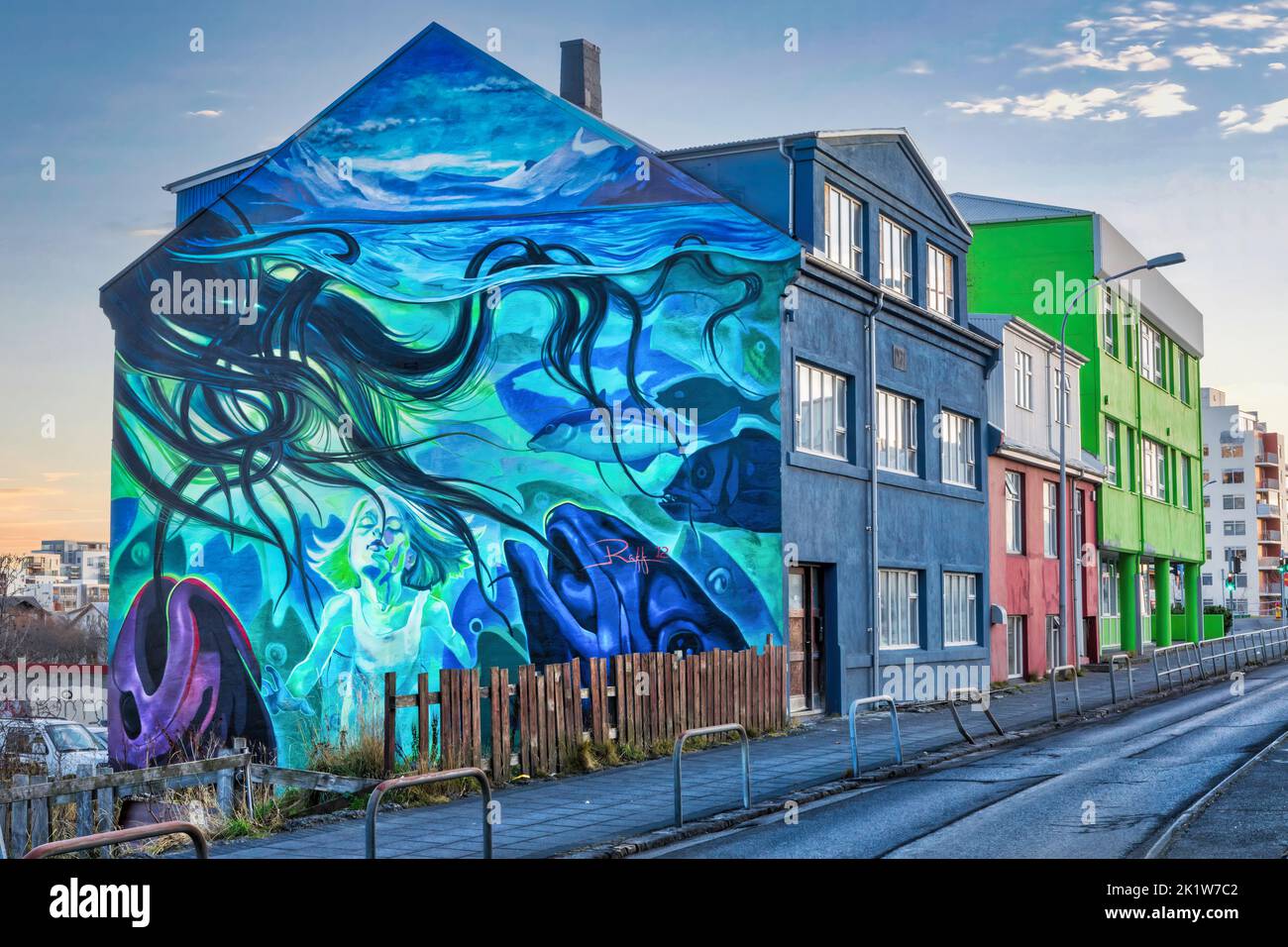 Cityscape with mural hi-res stock photography and images - Alamy