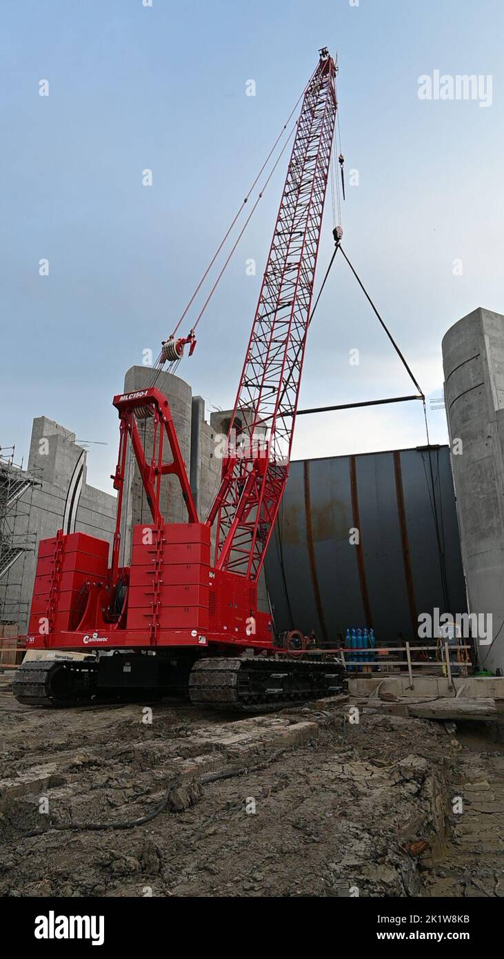 A crane lifts a Tainter gate into place at the U.S. Army Corps of ...