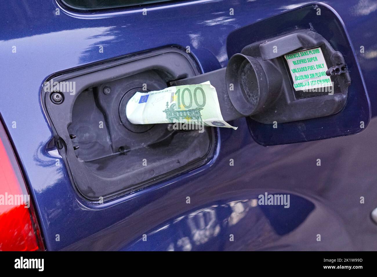 One hundred euro banknote in hi-res stock photography and images - Alamy