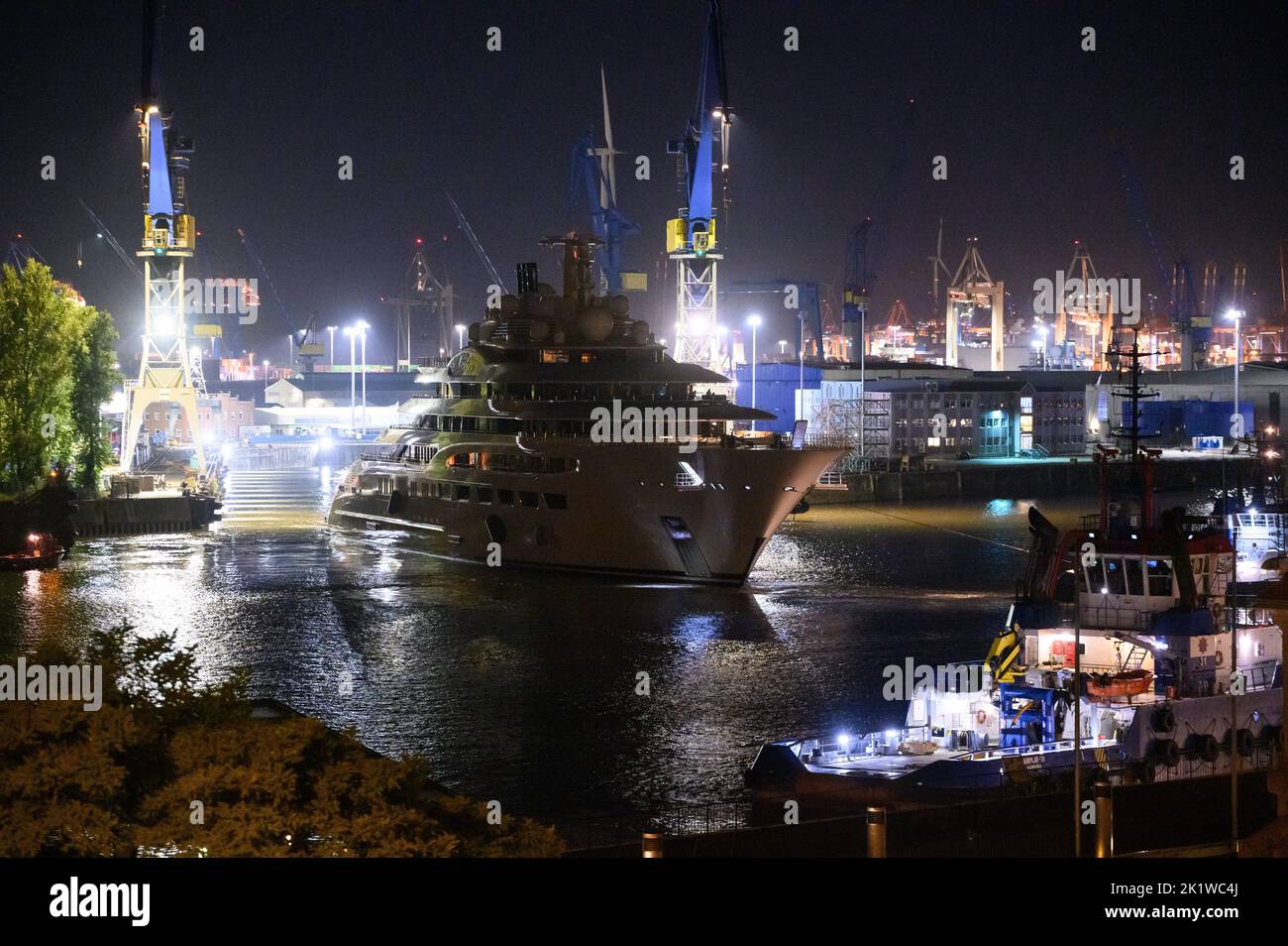 Hamburg, Germany. 21st Sep, 2022. The luxury yacht "Dilbar" is towed by ...