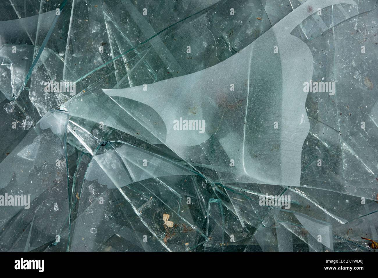 Edge of broken glass hi-res stock photography and images - Alamy