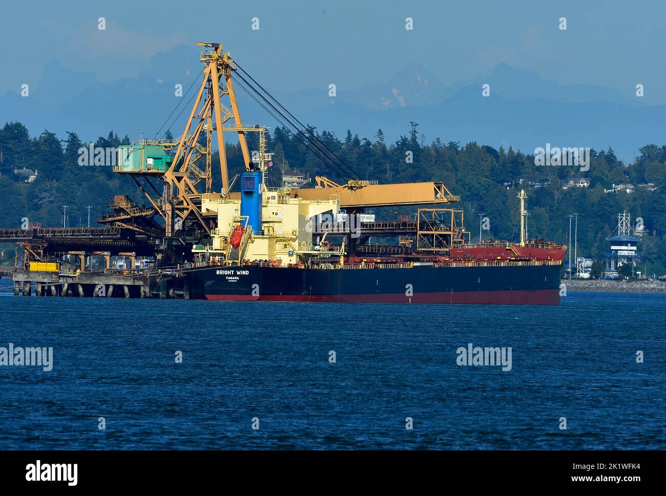 A bulk carrier ship waiting to be loaded at the port of Vancouver in ...