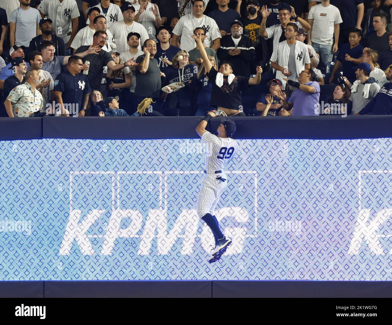 New York Yankees right fielder Aaron Judge leaps high but cannot reach ...