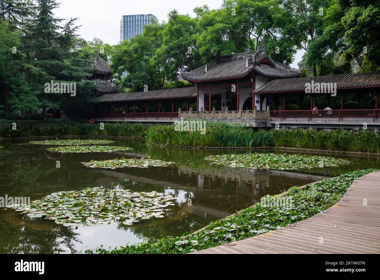 A pond and a traditional Chinese corridor Stock Photo - Alamy