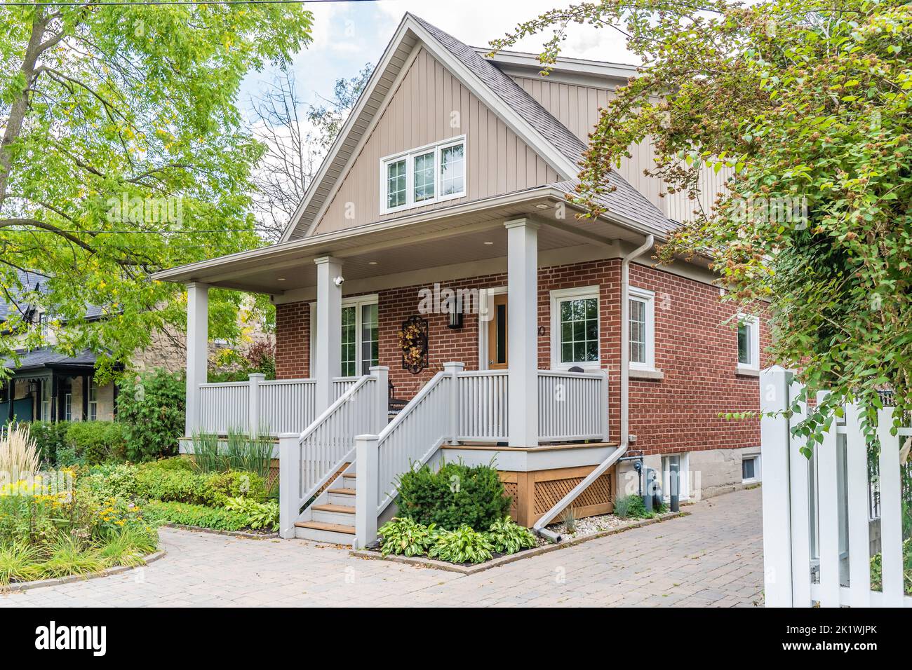 Traditional canadian house hi-res stock photography and images - Alamy