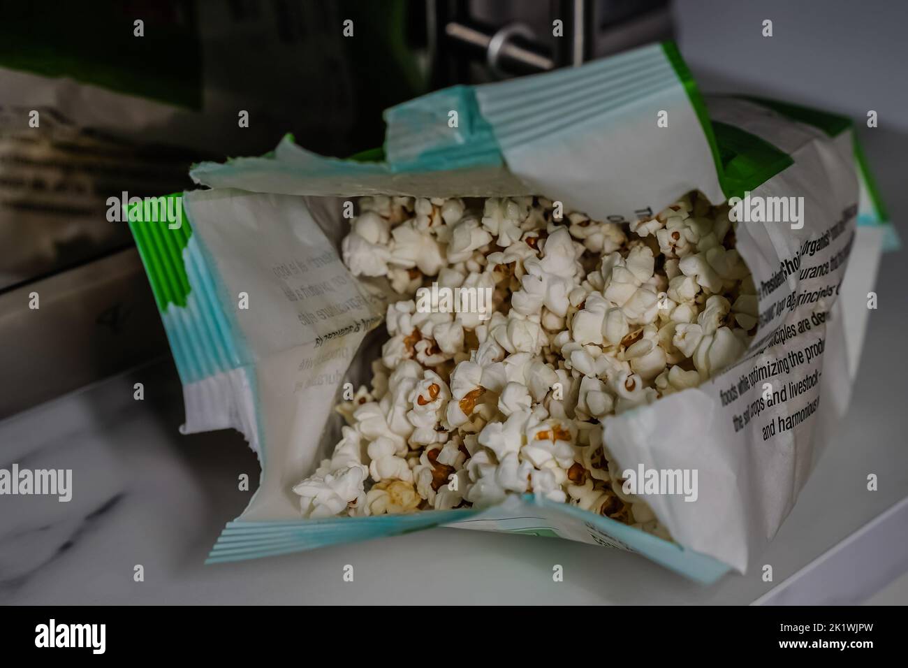 Inside microwave popcorn bag hi-res stock photography and images - Alamy