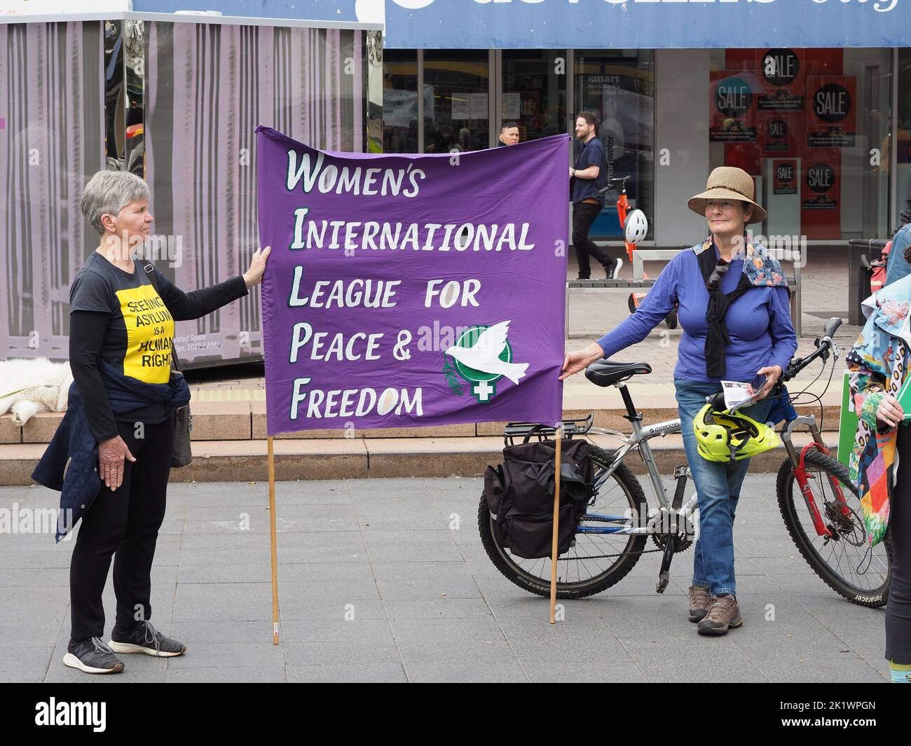 Quakers for peace australia hi-res stock photography and images - Alamy
