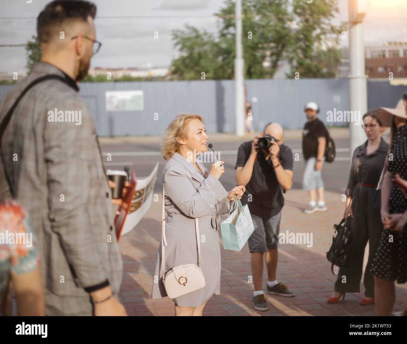 female guide conducts an excursion for foreign tourists Stock Photo - Alamy