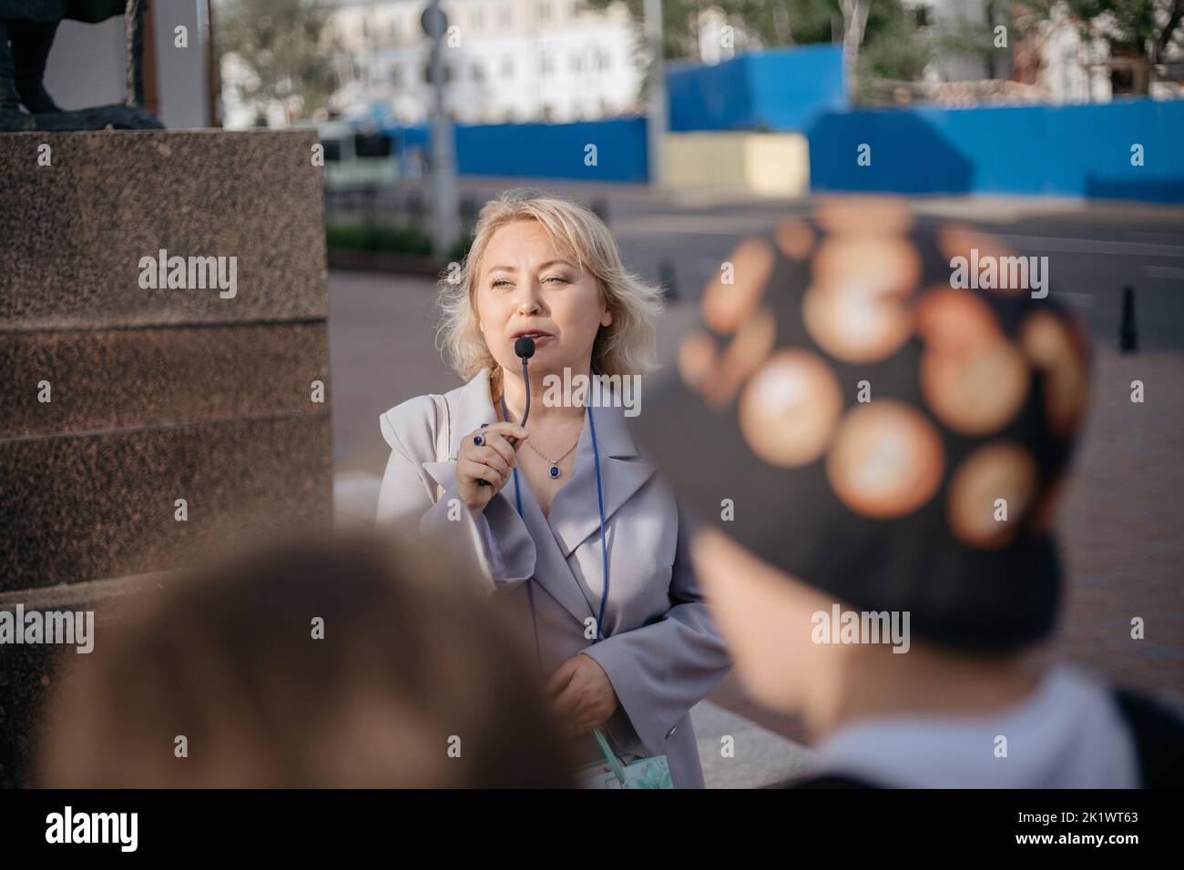 female guide conducts an excursion for foreign tourists Stock Photo - Alamy