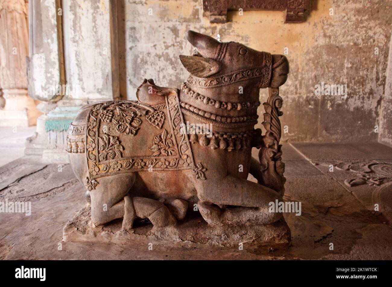 Stone carved statue of nandi hi-res stock photography and images - Alamy