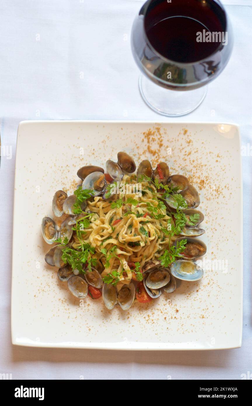 Plate spaghetti vongole clams hi-res stock photography and images - Alamy