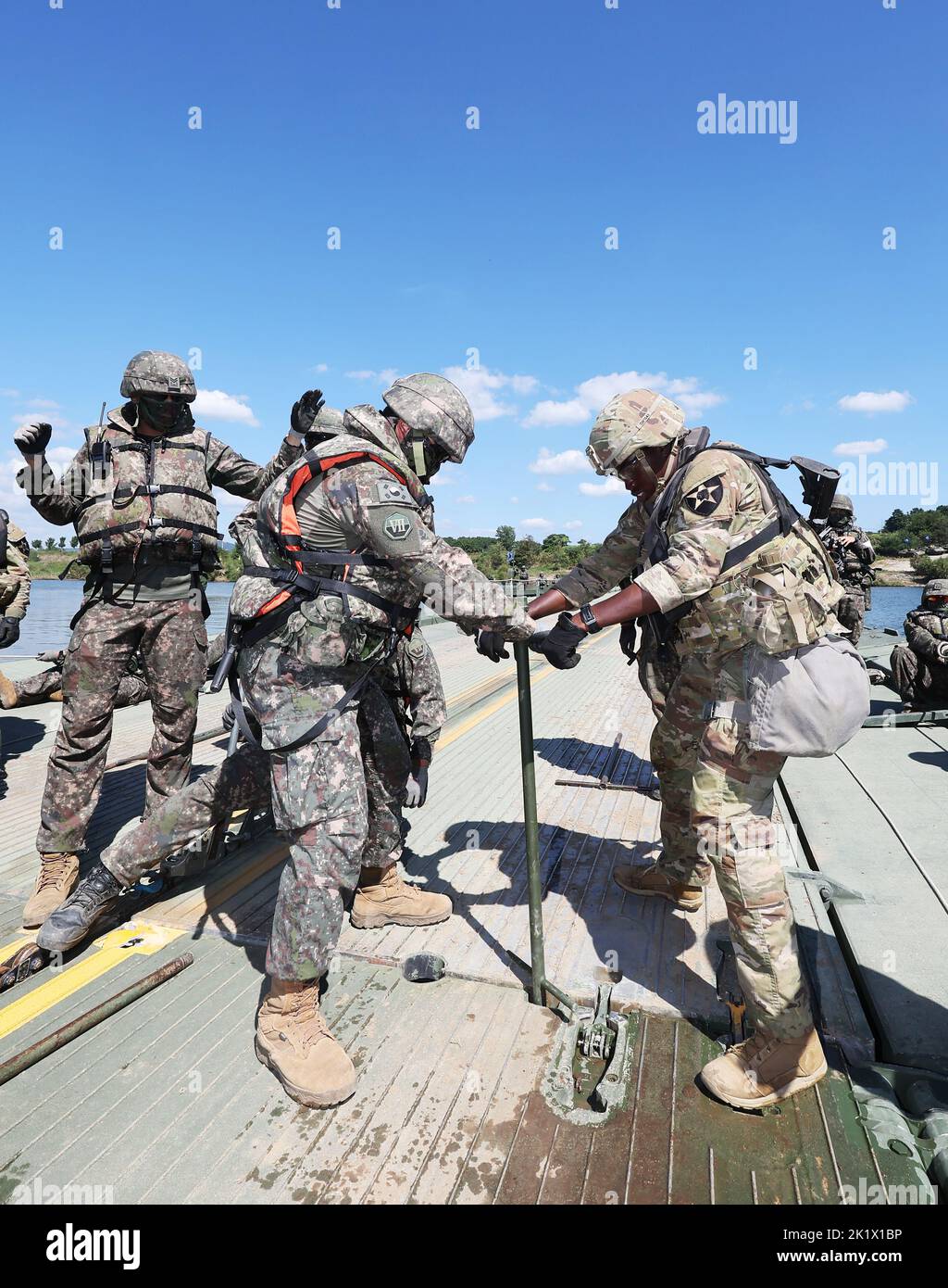 21st Sep, 2022. S. Korea-U.S. joint river-crossing drill Soldiers ...