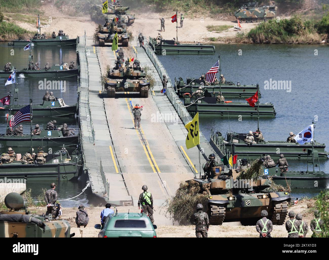 21st Sep, 2022. S. Korea-U.S. joint river-crossing drill K2 tanks cross ...