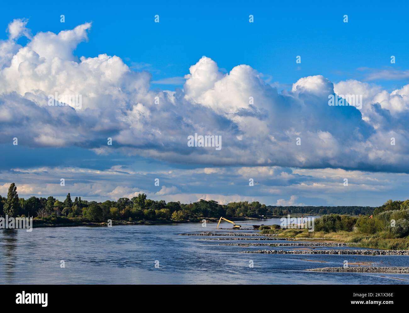 20 September 2022, Brandenburg, Frankfurt (Oder): Construction machines ...