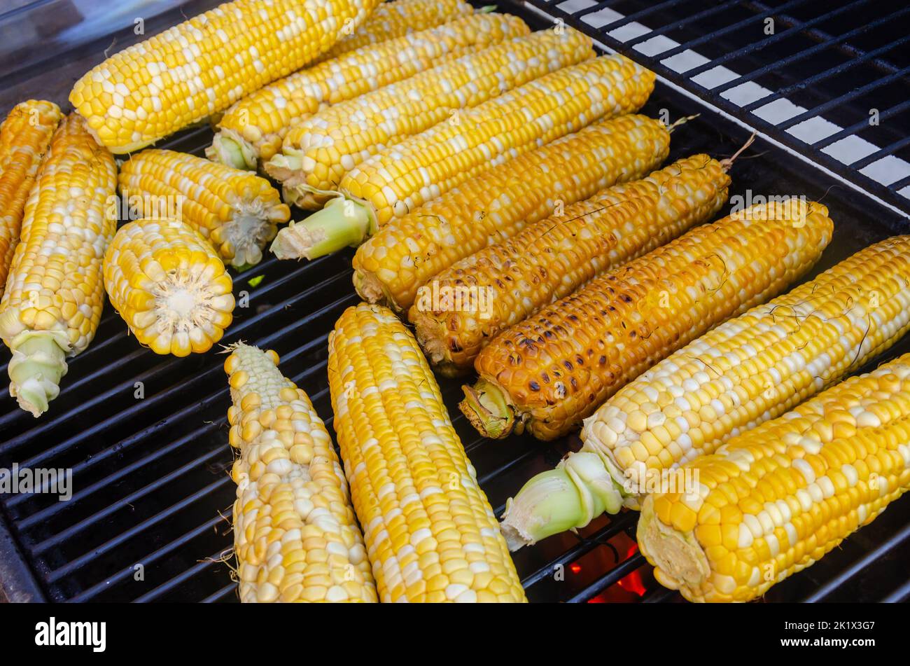 Fresh corn on the cob cooking on a barbecue Stock Photo - Alamy