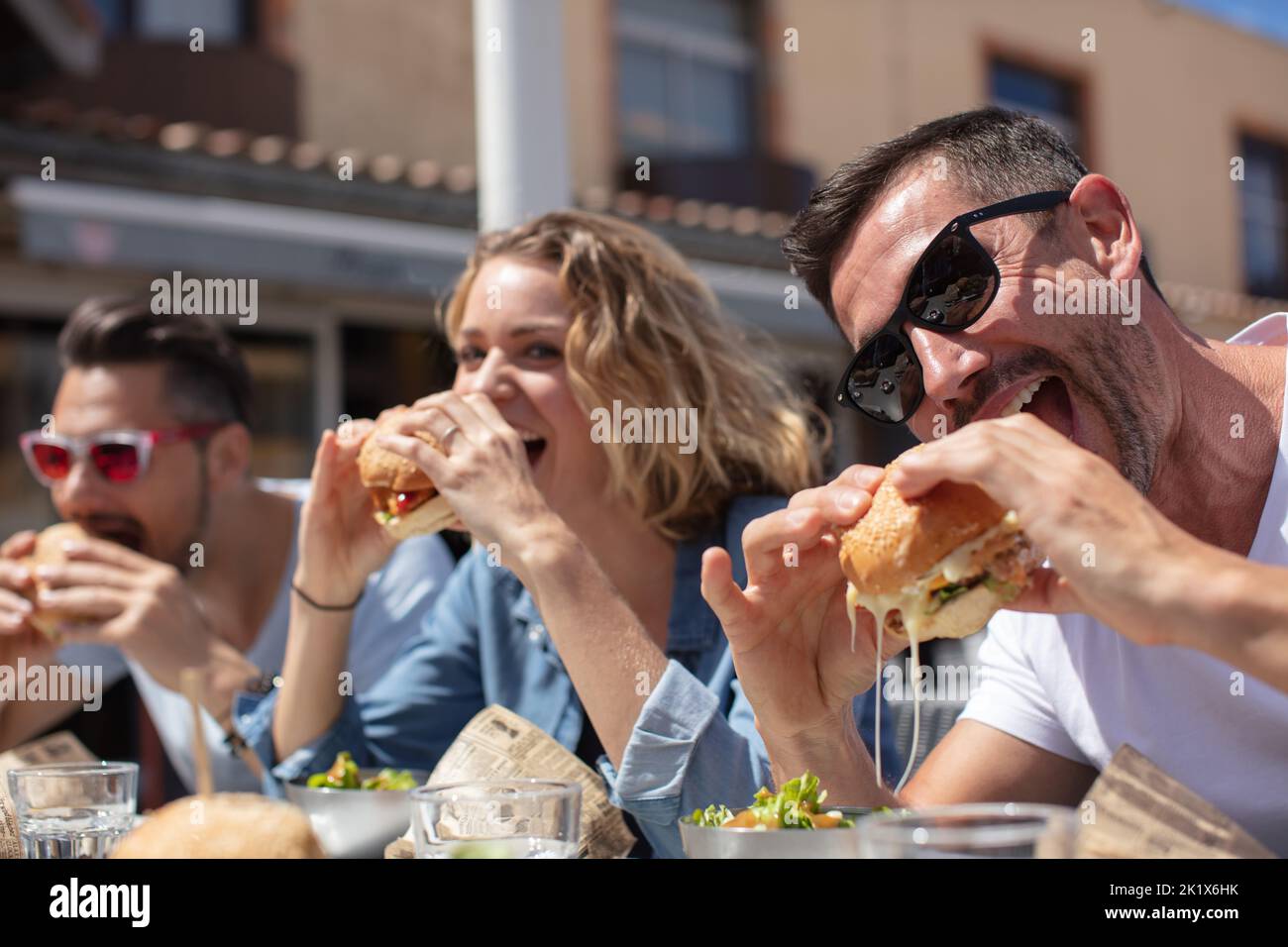 Couple talking eating drinking beer hi-res stock photography and images ...