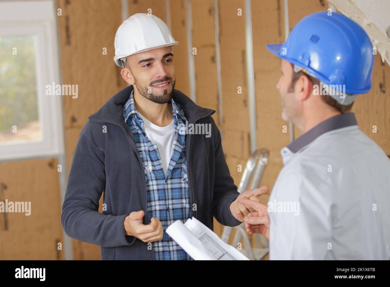 Two construction workers look hi-res stock photography and images - Alamy