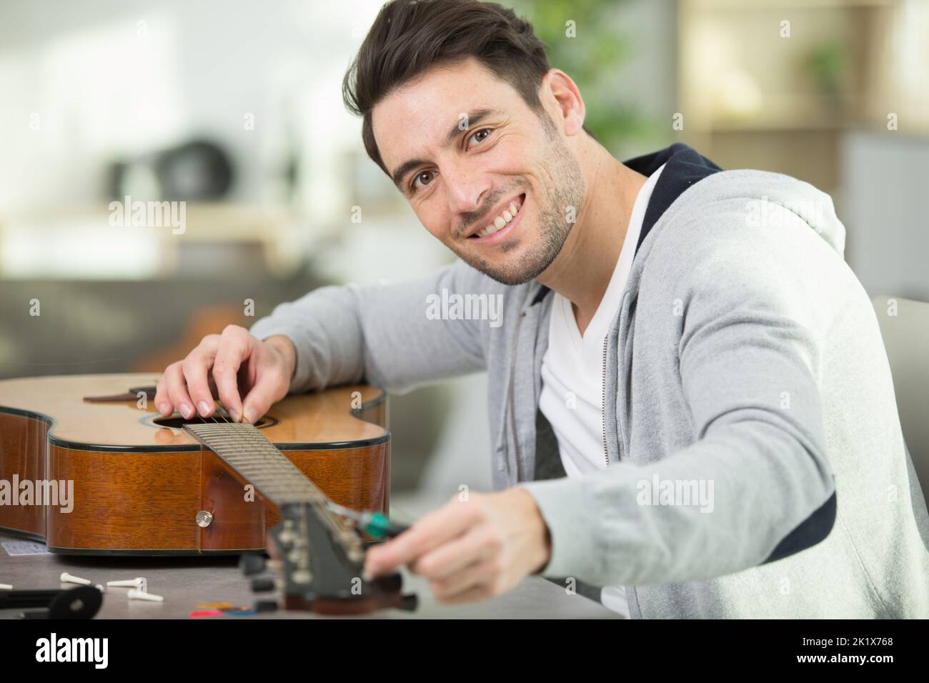 Restring acoustic guitar hi-res stock photography and images - Alamy