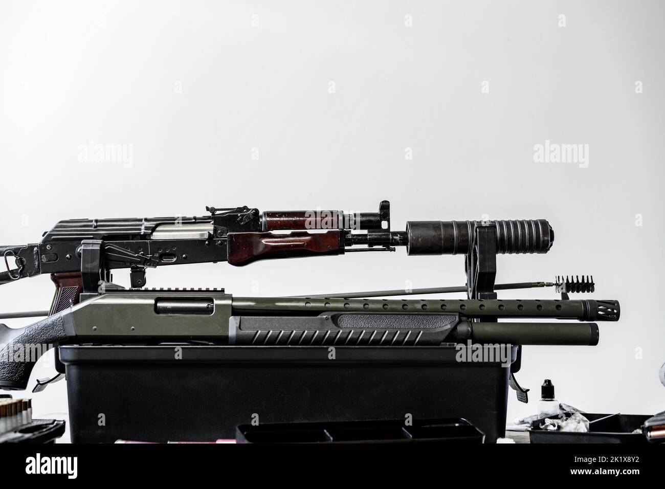 Automatic rifle on stand on the table of the weapons workshop Stock ...