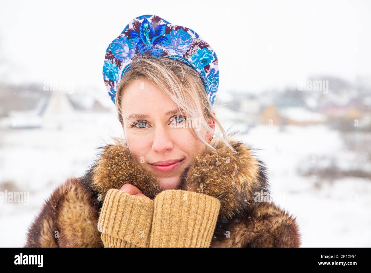 beautiful Russian girl in a winter national dress Stock Photo - Alamy