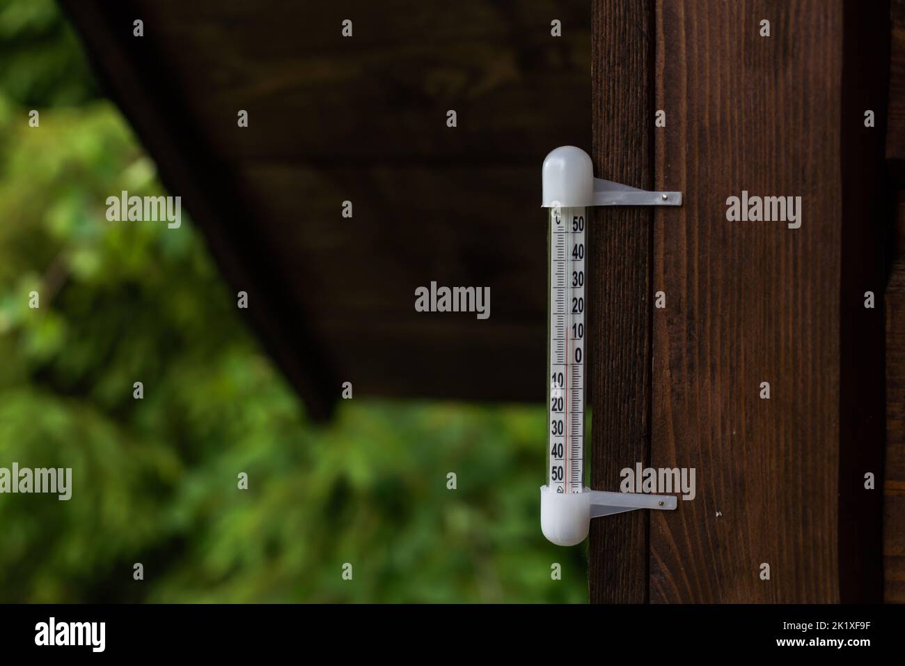 A THERMOMETER measures the air temperature Stock Photo - Alamy
