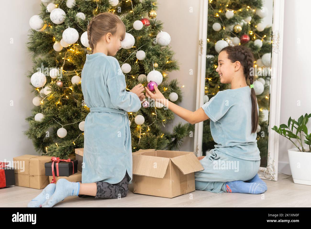 Two little girls at christmas Stock Photo - Alamy