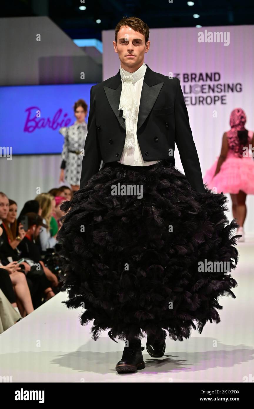 Mattel - Barbie, Barbie walk the talk in au courant looks from Balmain ...