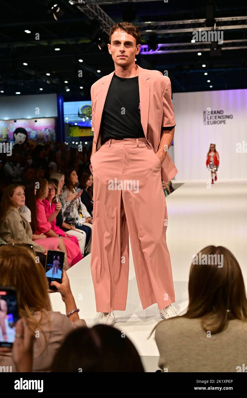 Mattel - Barbie, Barbie walk the talk in au courant looks from Balmain ...