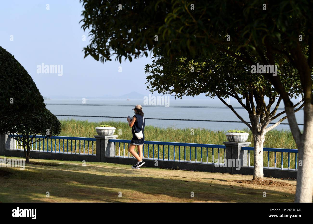 (220921) -- HEFEI, Sept. 21, 2022 (Xinhua) -- A woman enjoys herself in ...
