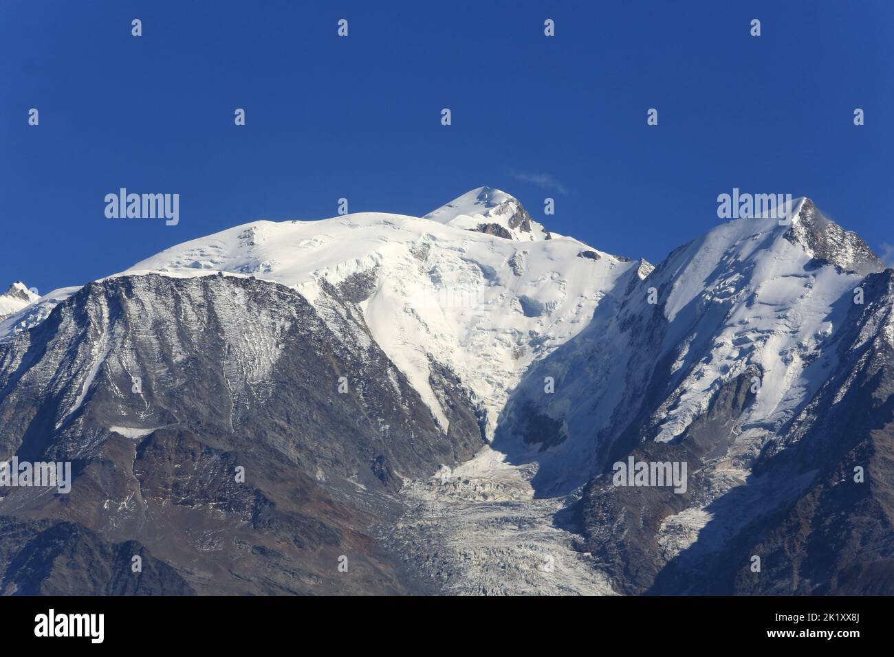 Massif du Mont-Blanc. Dôme du Goûter. Aiguille de Bionnassay. Vue de ...