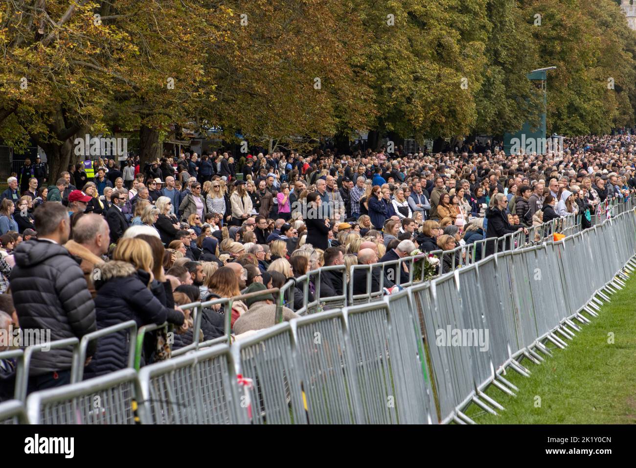 Queen elizabeth funeral crowd 2022 hi-res stock photography and images ...