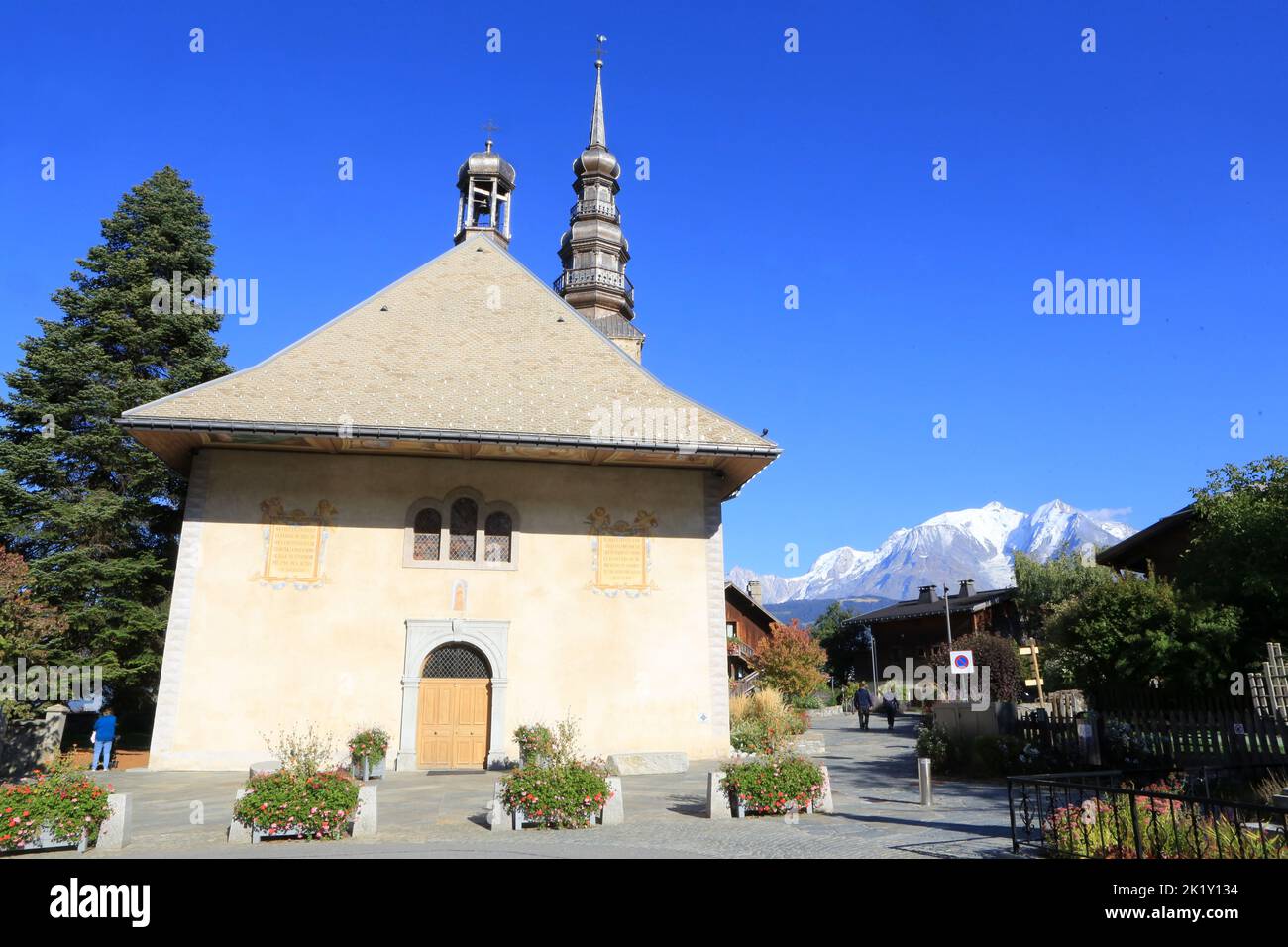 L'église Saint-Nicolas de Combloux et son clocher à bulbe. Combloux ...