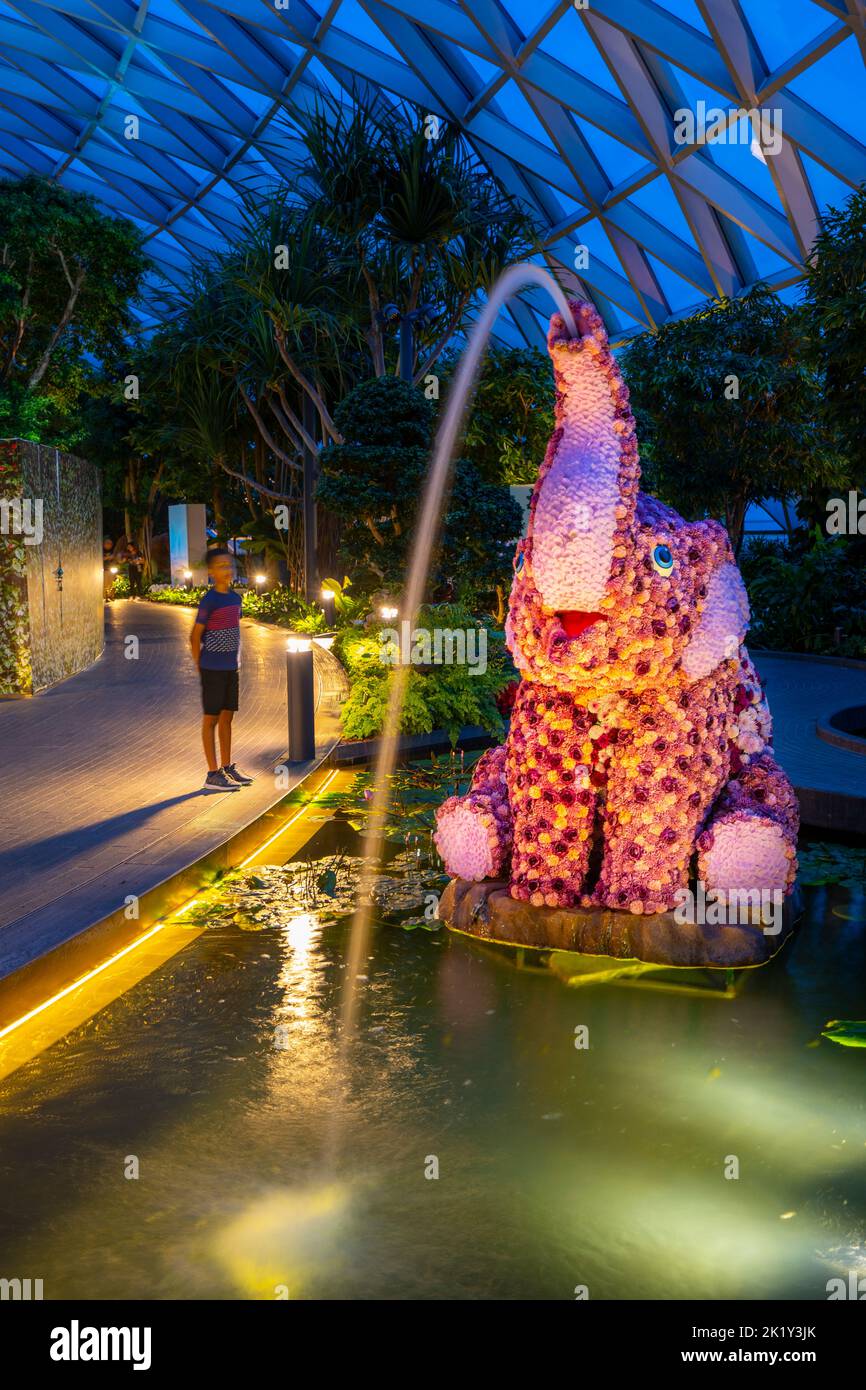 Fountain topiary walk canopy park hi-res stock photography and images ...