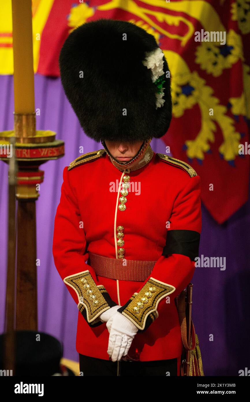 London, UK. 19 Sept, 2022. A soldier of The Grenadier Guards and Yeomen ...