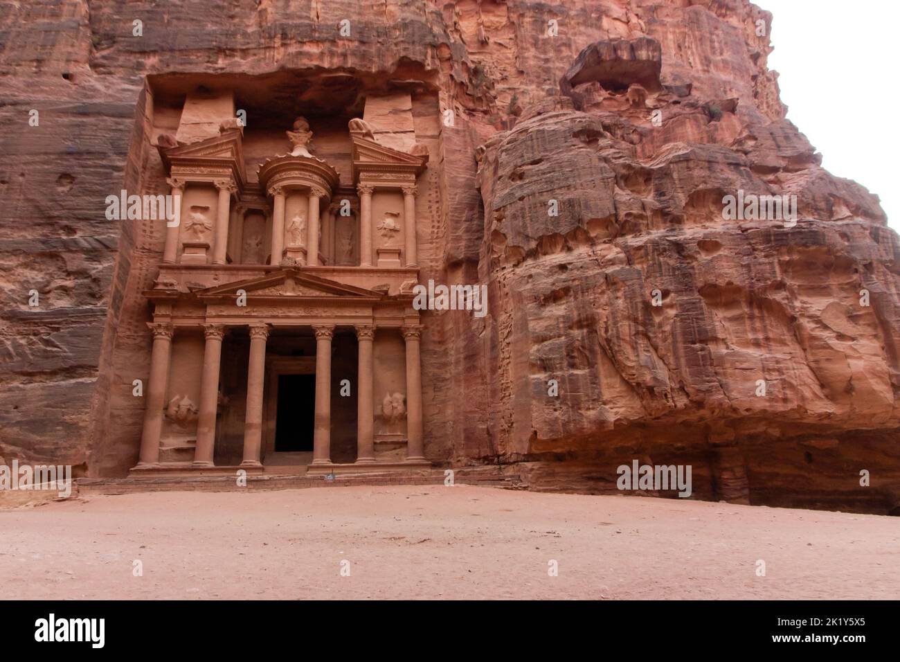 Frontal view of the Treasury, the main temple in Petra, with no turists ...