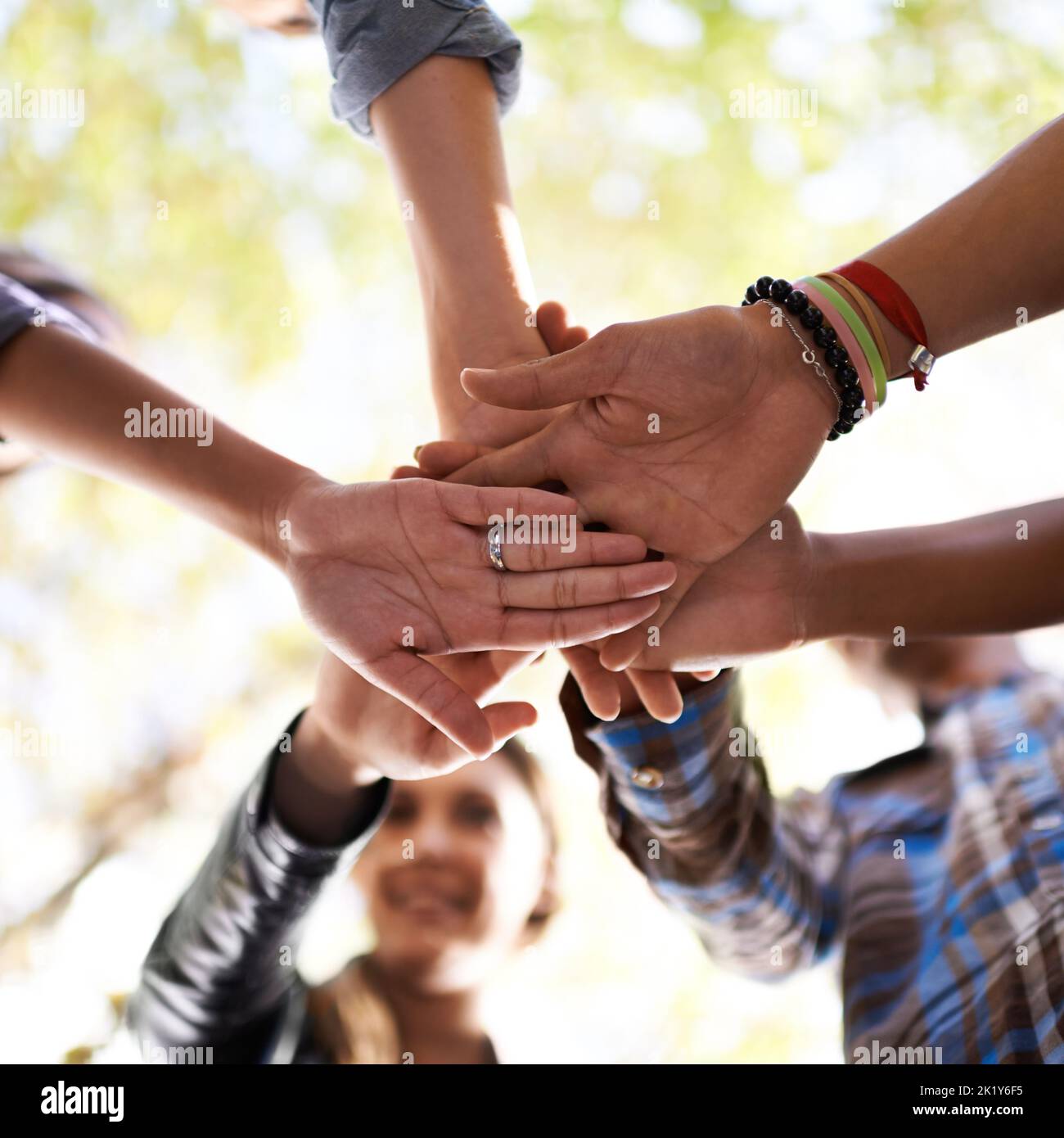 Group friends standing outdoors hi-res stock photography and images - Alamy