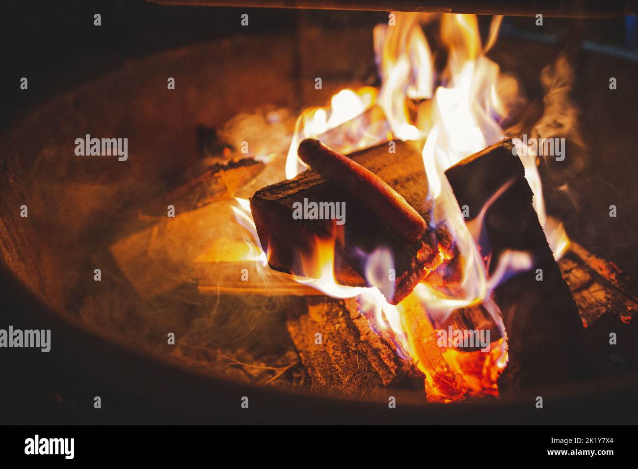 Campfire burning fast hi-res stock photography and images - Alamy