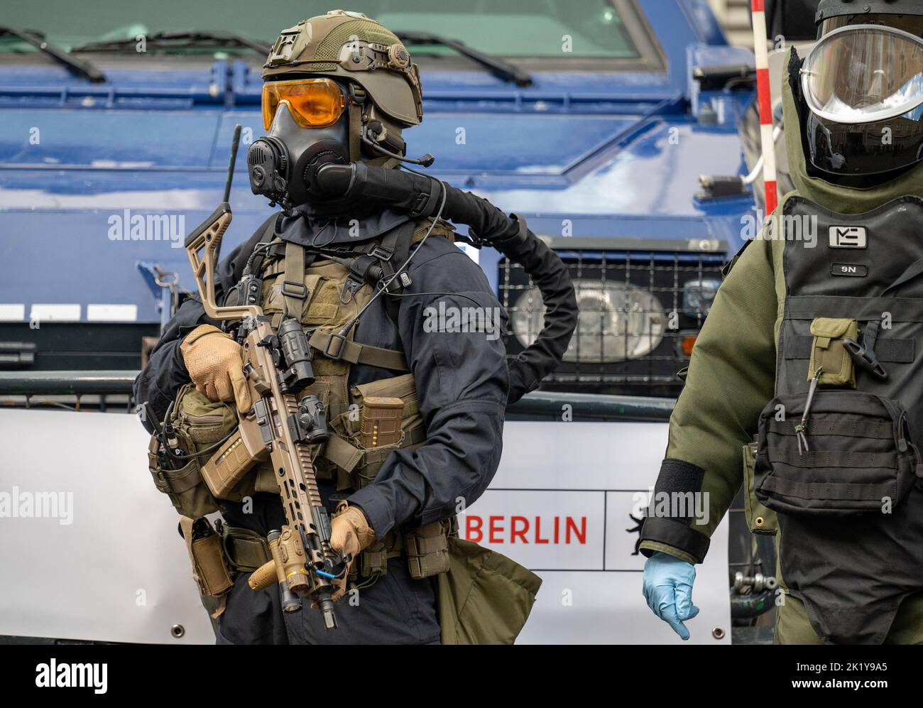 Special operations police member hi-res stock photography and images ...