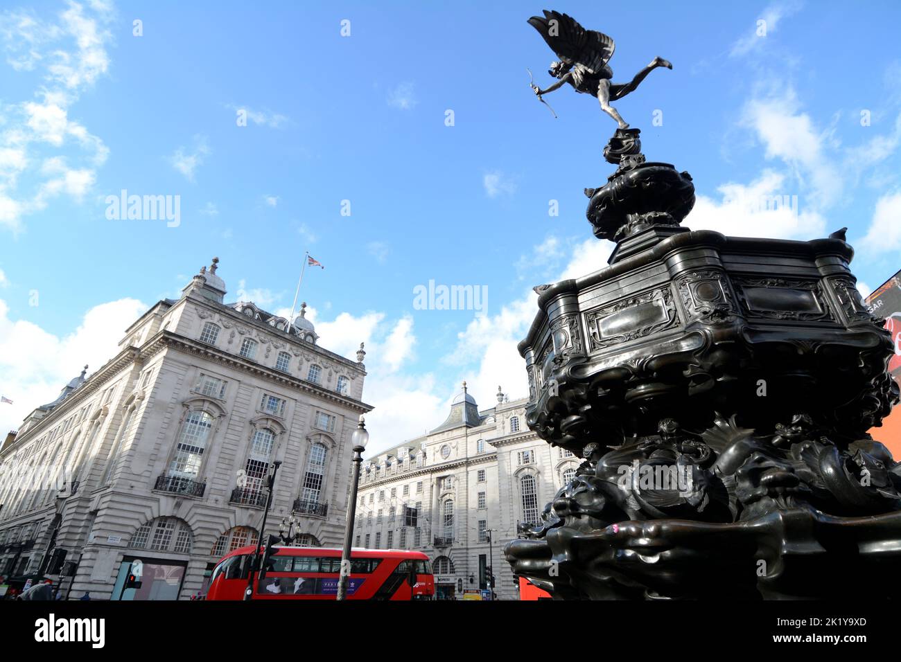 the sumptuous buildings in English architecture located in Piccadilly ...