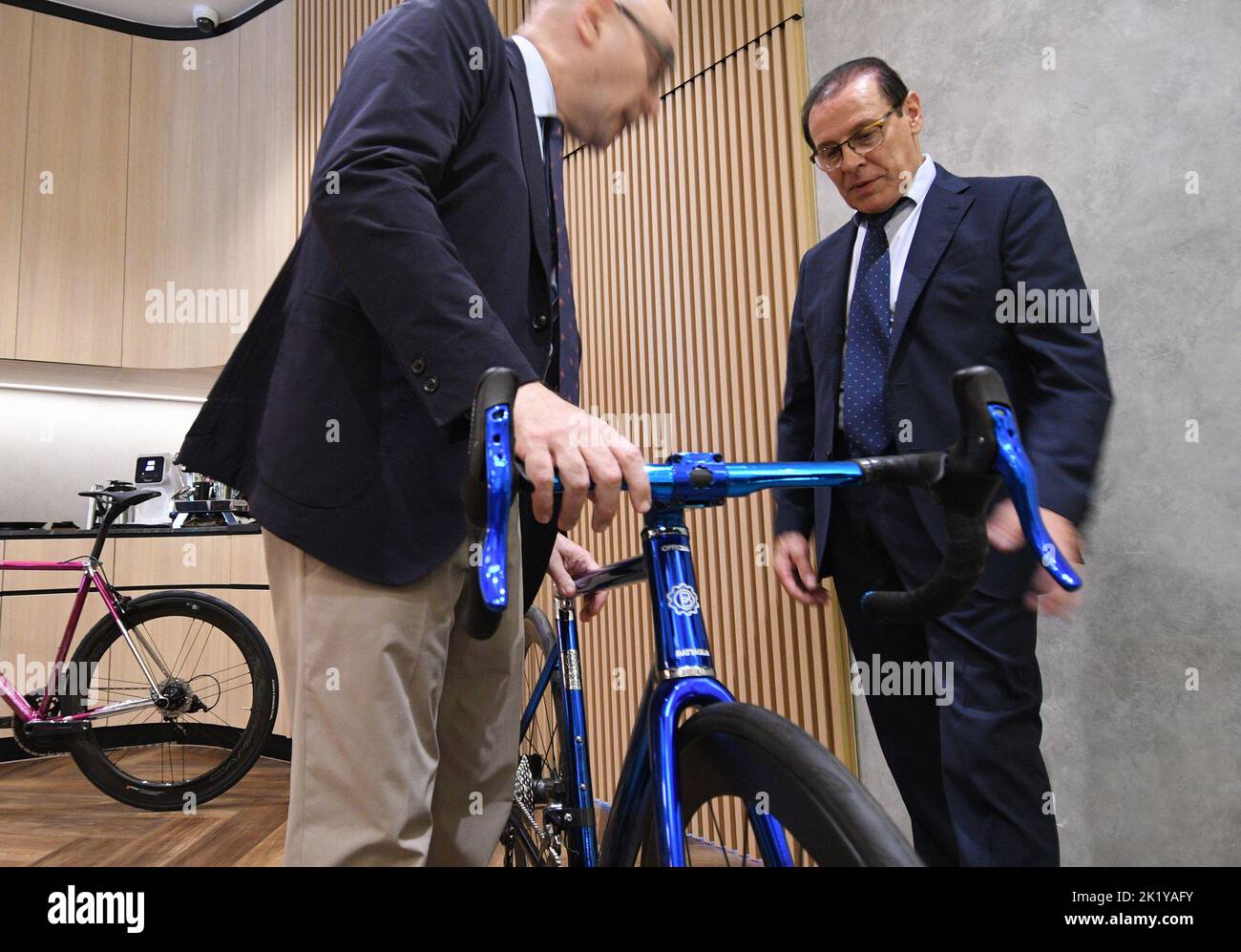 Singapore. 21st Sep, 2022. Italian former cyclist Giovanni Battaglin (R ...