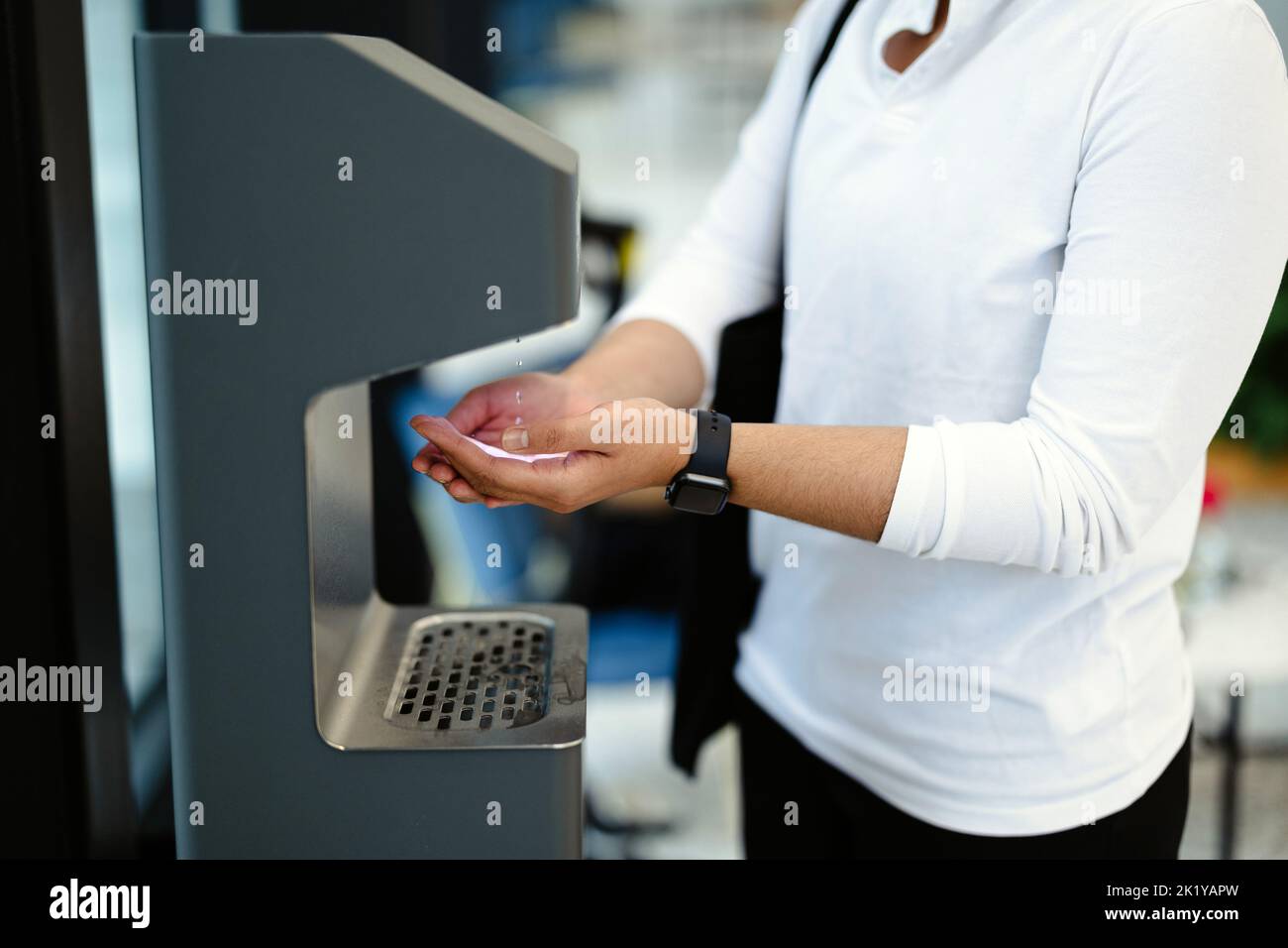 Man cleaning hands with antiseptic fluid Stock Photo - Alamy