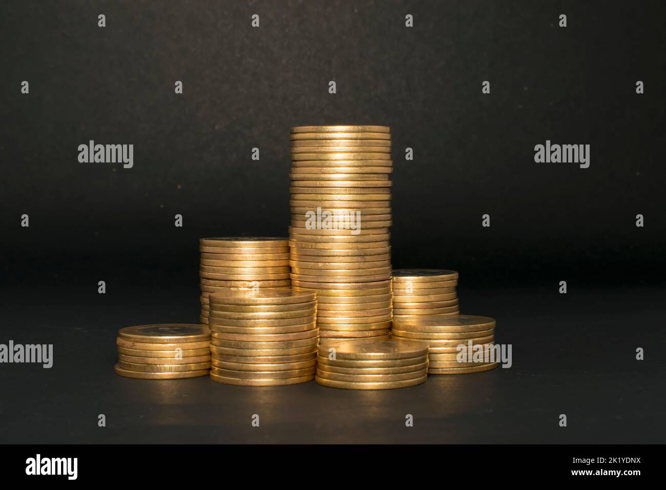 10 rupees gold coins hi-res stock photography and images - Alamy