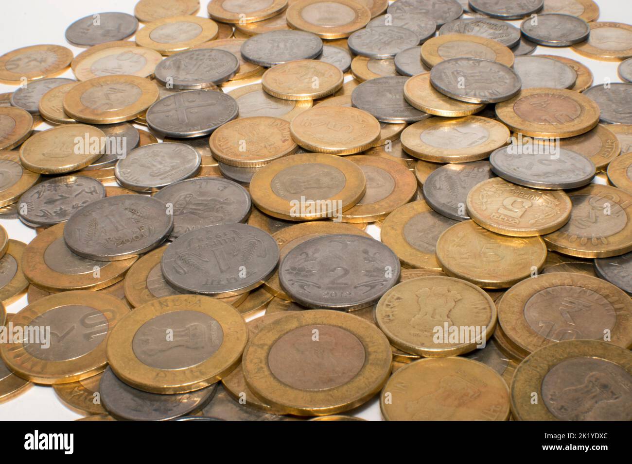 10 rupees gold coins hi-res stock photography and images - Alamy