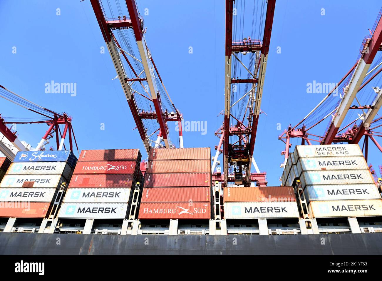 QINGDAO, CHINA - SEPTEMBER 21, 2022 - Freighters load and unload ...