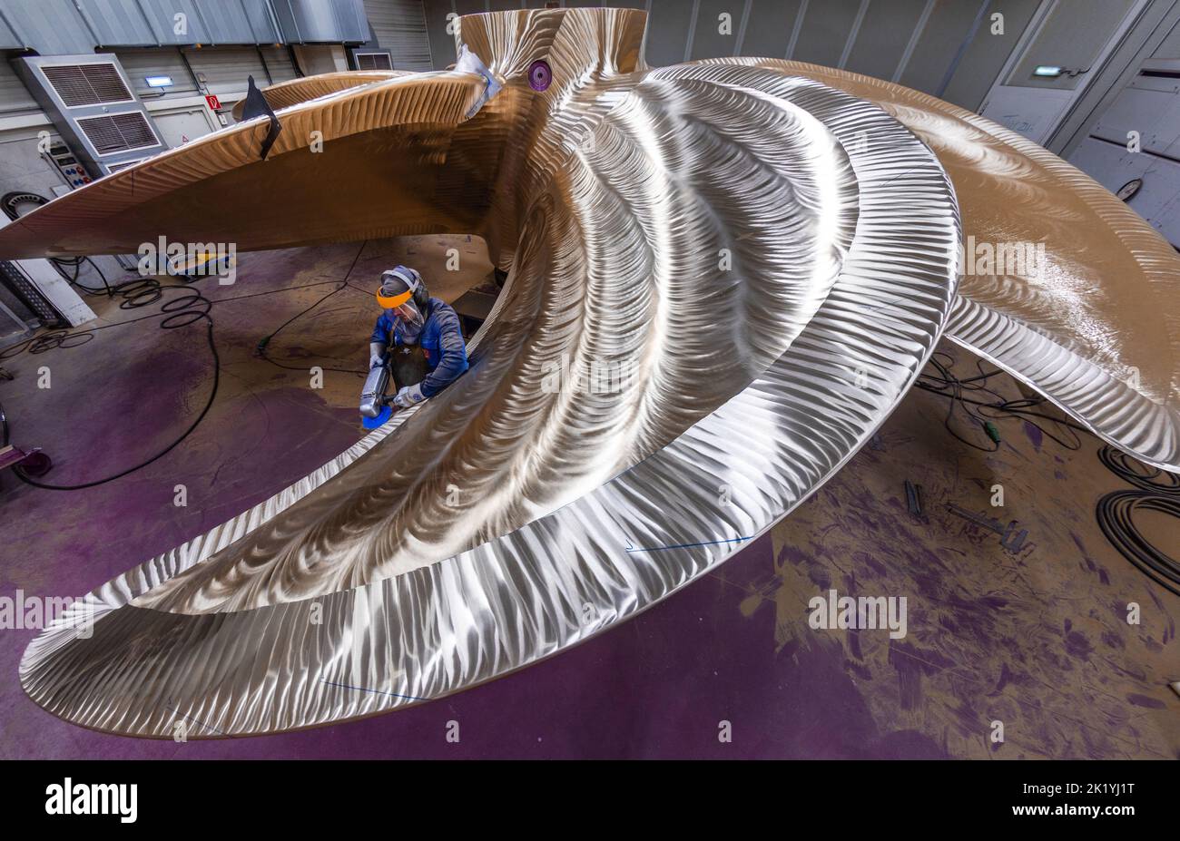 Largest ship propeller hi-res stock photography and images - Alamy