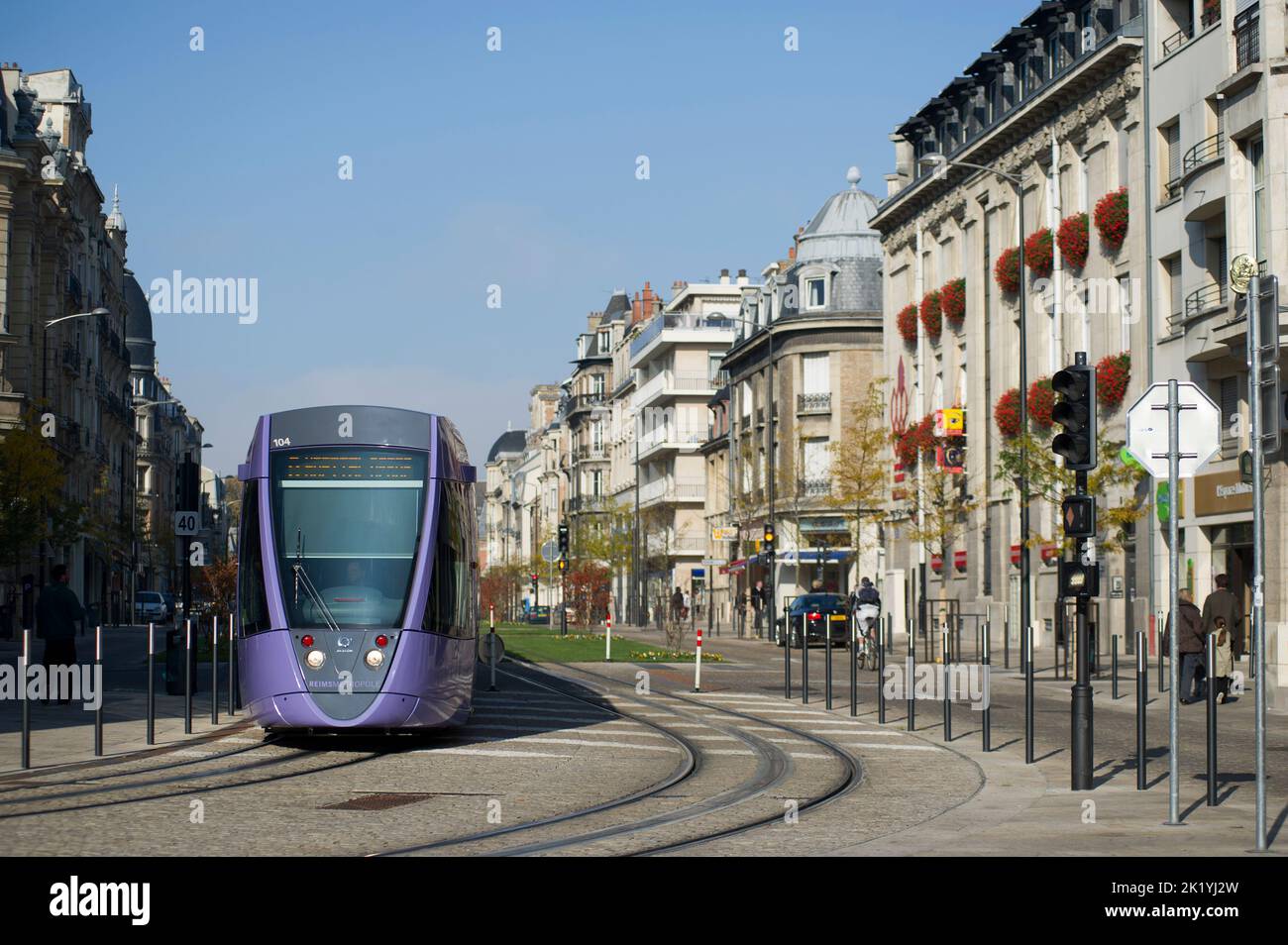 Aveznue in Reims - Tramway and public transportation. | Rues et avenues ...